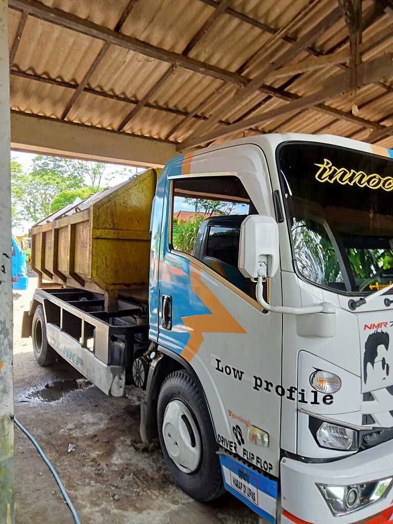Lika-Liku Kehidupan Sopir Truk Arm Roll Sampah - feature - mijil.id