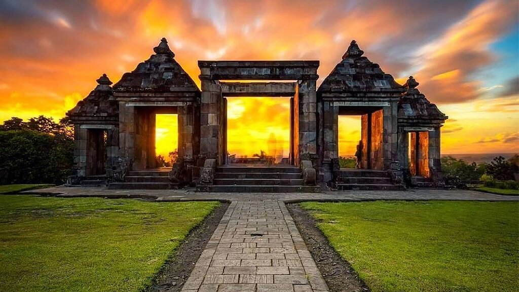Candi Ratu Boko, Pesona Sejarah di Atas Perbukitan - Wisata - mijil.id